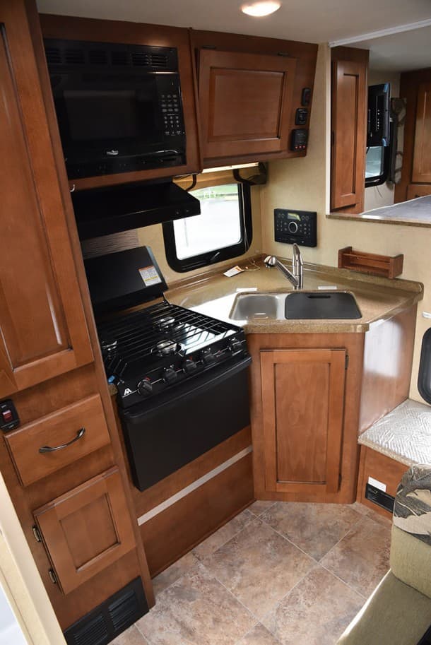 Lance 850 Review - Long Bed, Wet Bath Camper